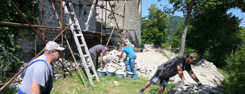 Slanec: Obnova hradu pokračuje, našli na ňom mincu z 13. storočia